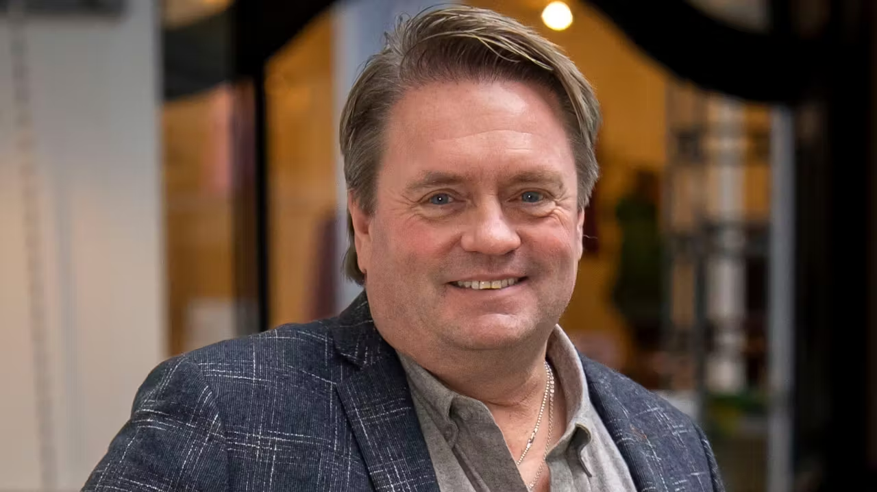 Var det mon en gave fra Kandis? Skete på Johnny Hansens 60-års ...