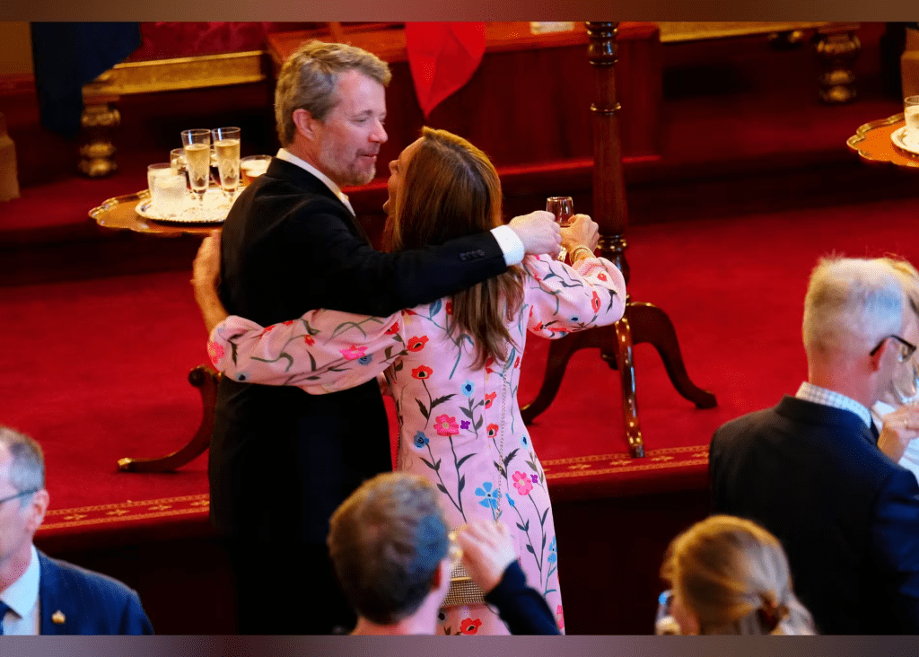 Var med på festlig dag: Dronning Mary smilede lidt ekstra, da hun ...